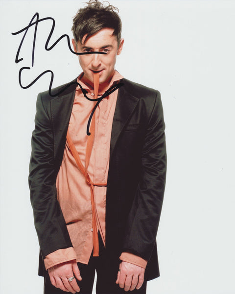ALAN CUMMING SIGNED 8X10 PHOTO – Overtime Autographs