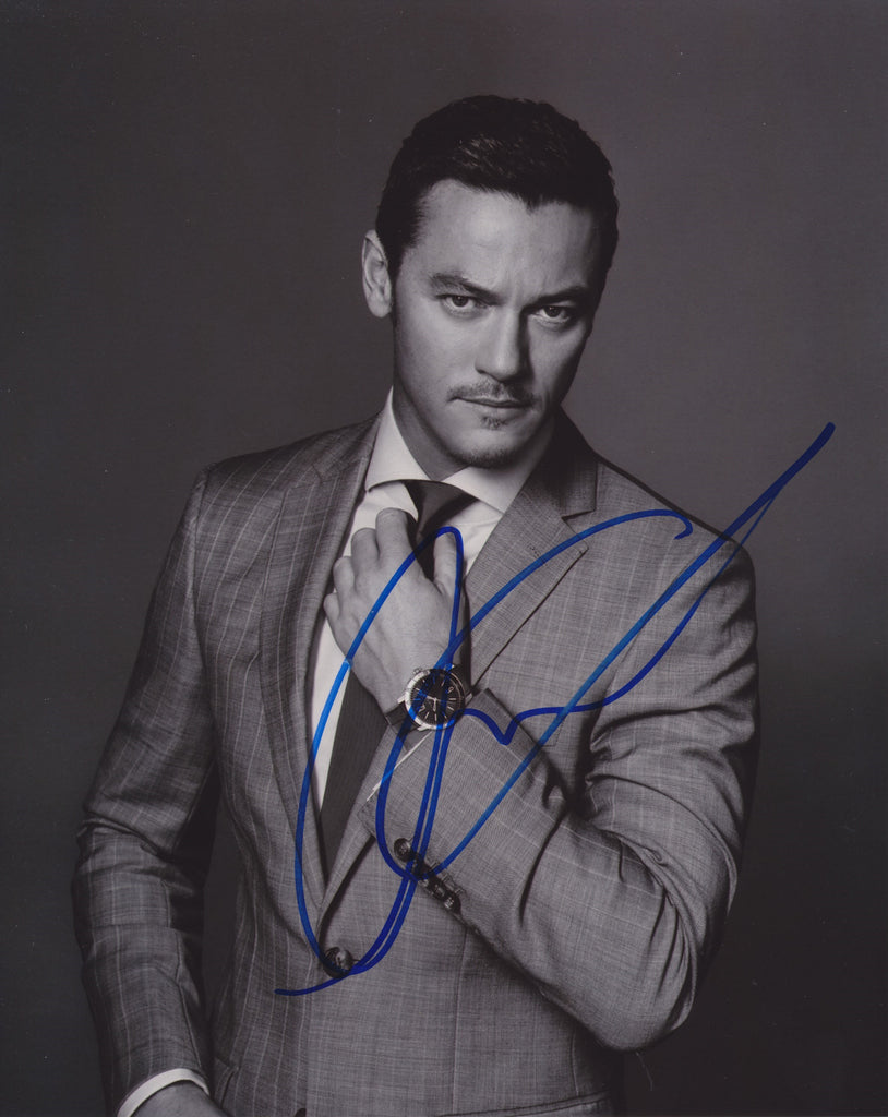 LUKE EVANS SIGNED 8X10 PHOTO – Overtime Autographs