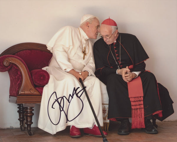JONATHAN PRYCE SIGNED THE TWO POPES 8X10 PHOTO – Overtime Autographs